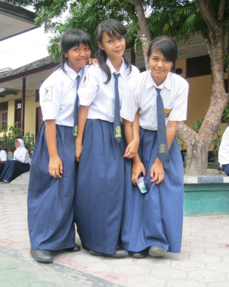 Alasan Mengapa Siswi SMA Masa Kini Suka Pakai Rok SPAN ke Sekolah - Dzargon