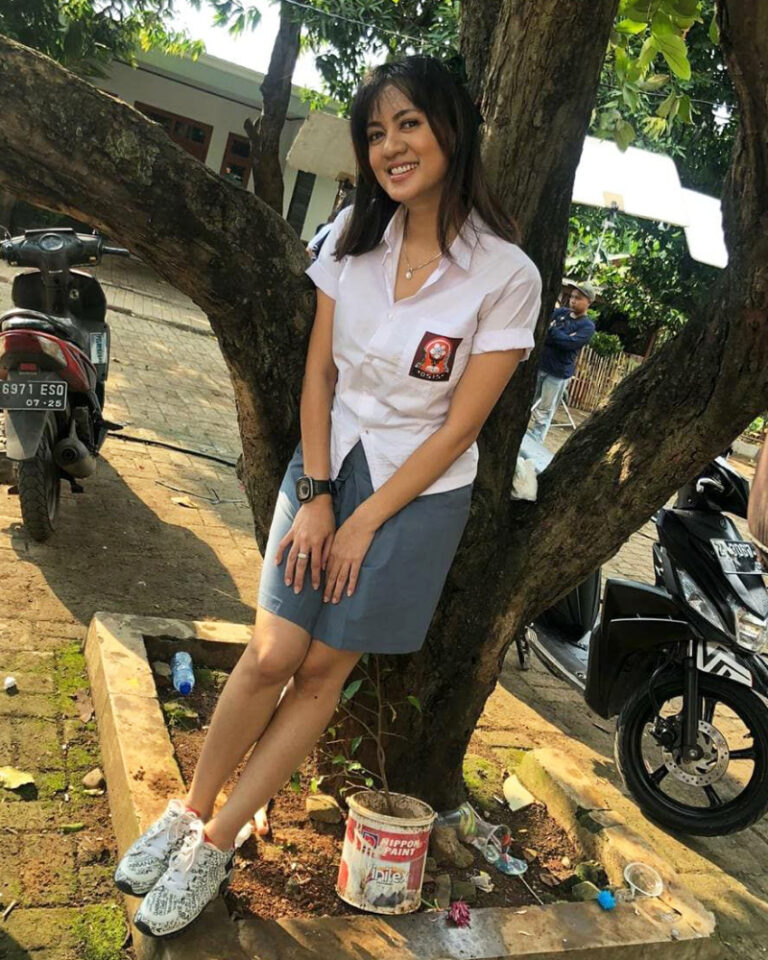 Intip Seksi-nya Paha Mulus Yeyen Lidya - Dzargon