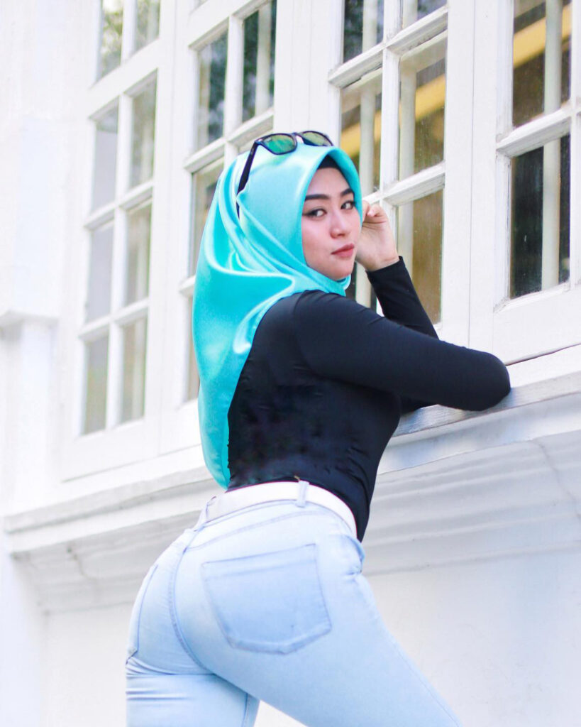 Gaya dan Pose Foto Model Hijab Cantik yang Menantang - Dzargon