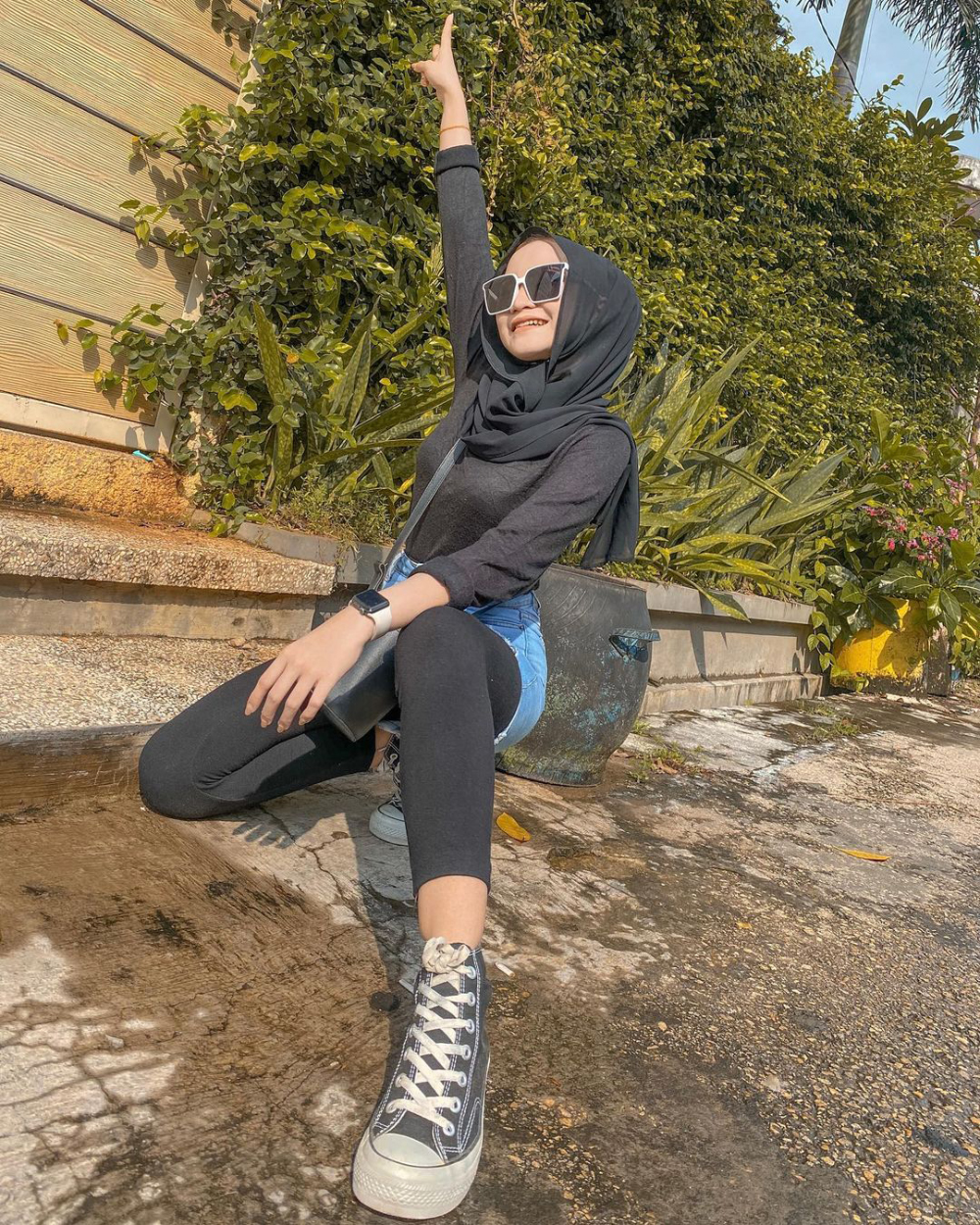 OOTD Hijab Mini Skirt Dan Legging Hitam yang Aktif - Dzargon