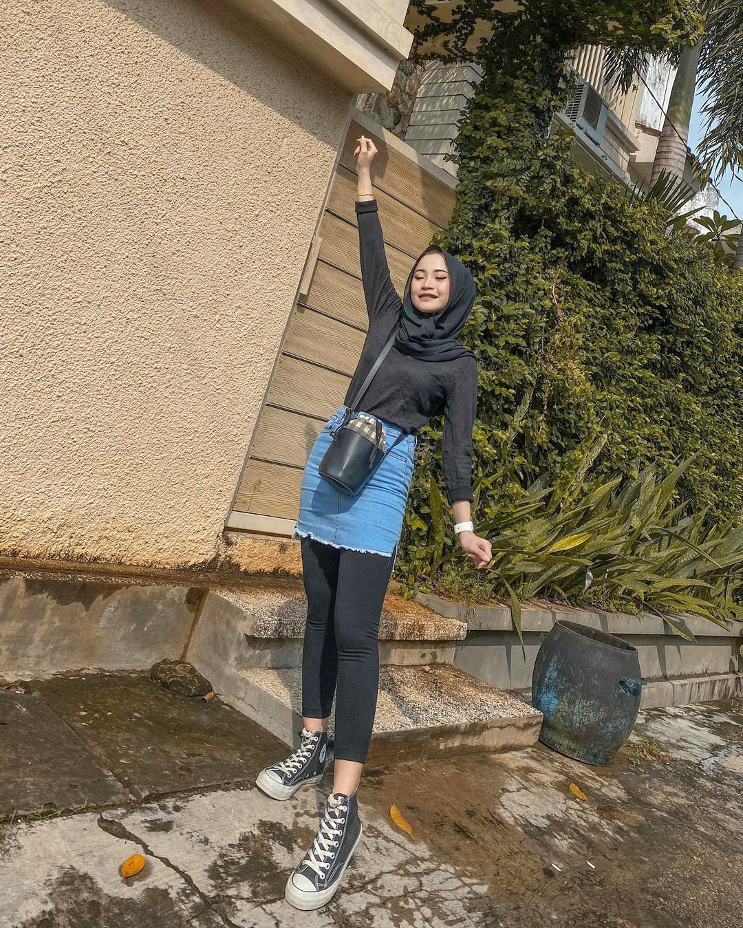 OOTD Hijab Mini Skirt Dan Legging Hitam yang Aktif - Dzargon