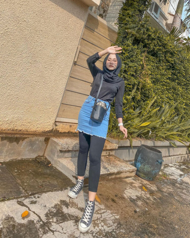 OOTD Hijab Mini Skirt Dan Legging Hitam yang Aktif - Dzargon