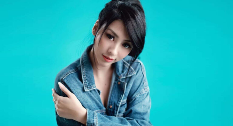 Biodata Angela Lorenza - Presenter dan Gamer Seksi yang Hobi Naik Motor ...
