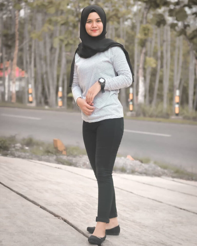 JTS - Jilbab Tapi Seksi dan Kebutuhan Finansial - Dzargon