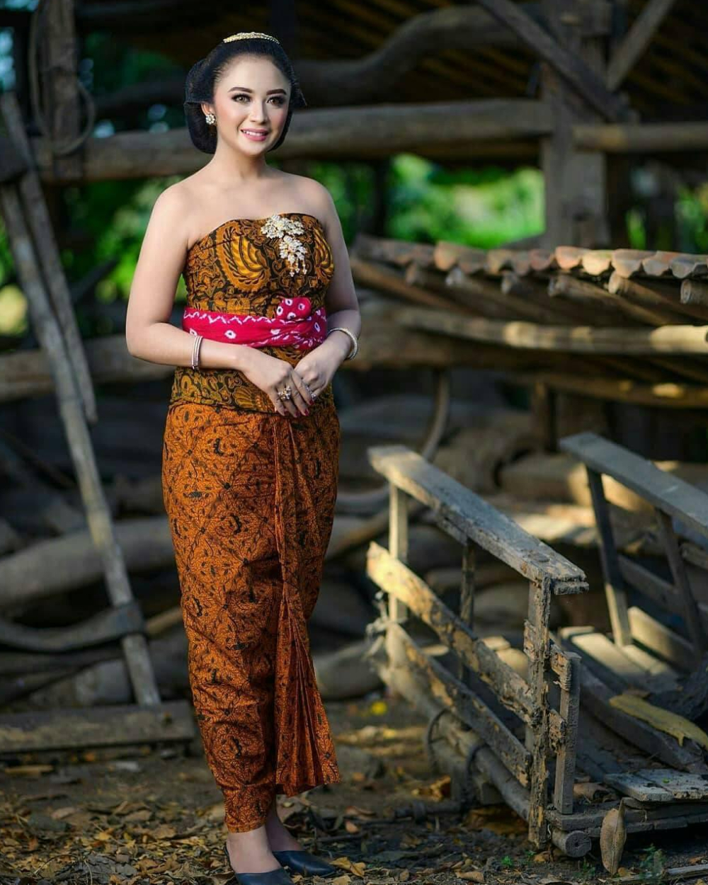 Intip Pesona Kecantikan Gadis Desa Pakai Sarung Batik - Dzargon