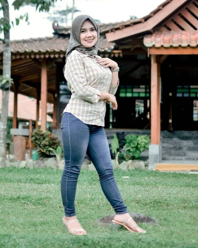 Mengapa Cewek Masa Kini Suka Pakai Baju Kaos Ketat? - Dzargon