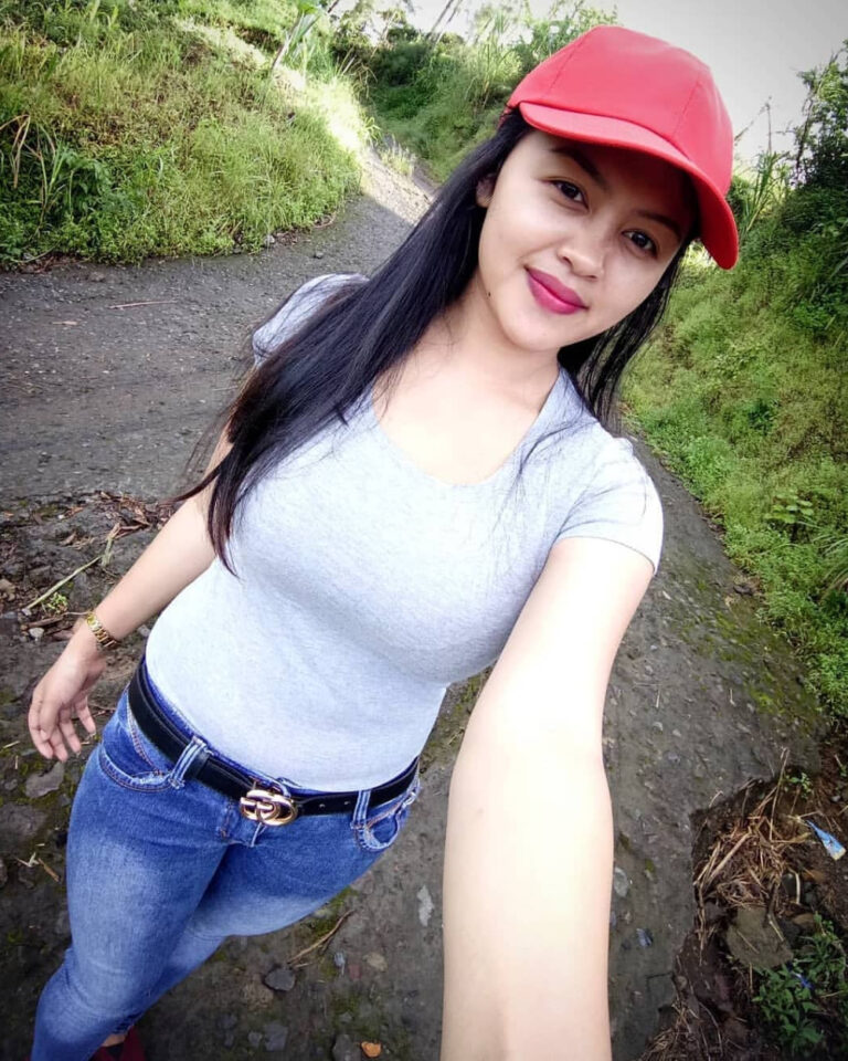 Mengapa Cewek Masa Kini Suka Pakai Baju Kaos Ketat? - Dzargon