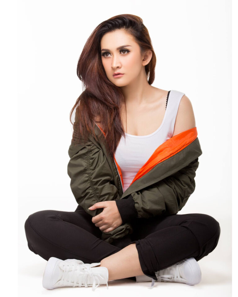 Deretan Foto yang Membuat Nafa Urbach dilabeli Janda Seksi - Dzargon