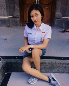 Kenapa Siswi SMA Pamer Paha Mulus dan Rok Mini? - Dzargon