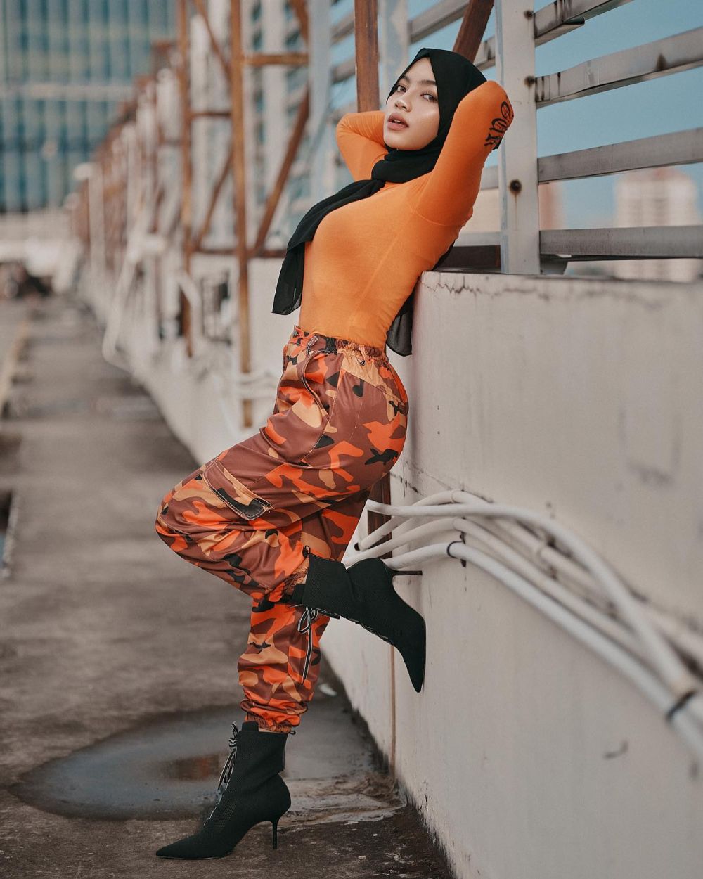 Photoshoot Oklin Fia Seksi Pakai Outfit Loreng Tetap Manset Orange Ketat dengan Jilbab Hitam ...