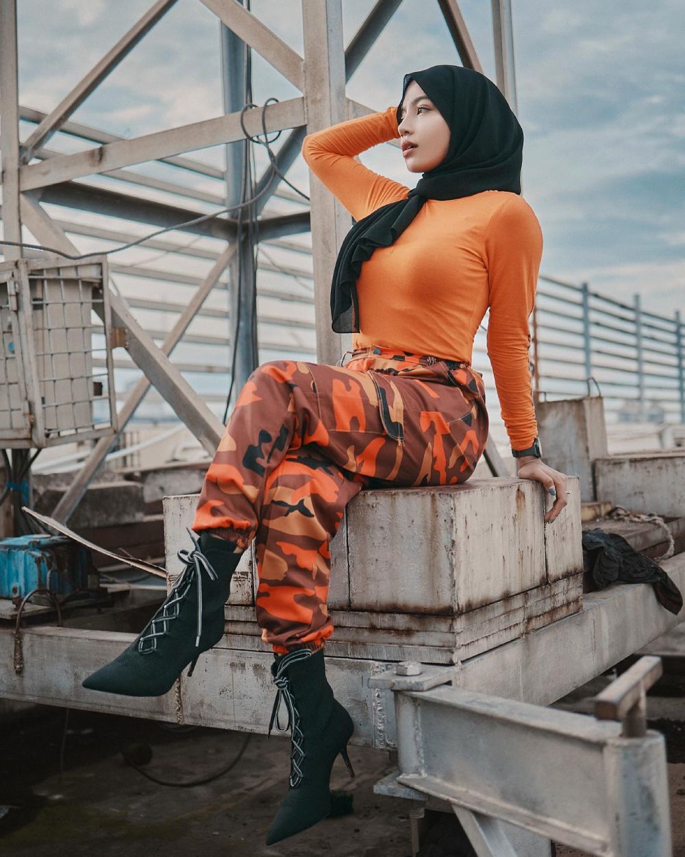 Photoshoot Oklin Fia Seksi Pakai Outfit Loreng Tetap Manset Orange Ketat dengan Jilbab Hitam ...