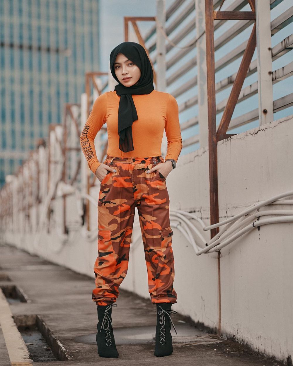 Photoshoot Oklin Fia Seksi Pakai Outfit Loreng Tetap Manset Orange Ketat dengan Jilbab Hitam ...