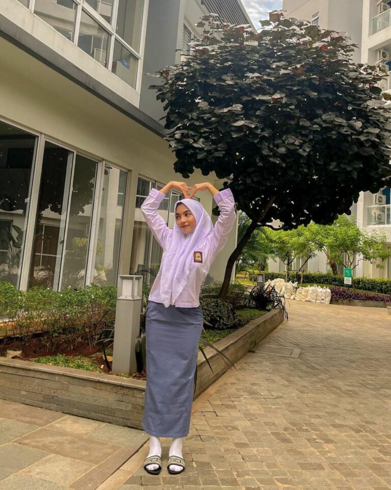 Oklin Fia Putri dalam Balutan Seragam Siswi SMA Seksi Gaul - Dzargon