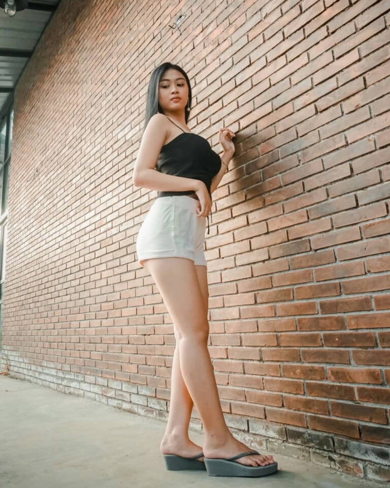 Selebgram Seksi Sri Ayu Tarisa - Menggoda dengan Baju Ketat - Dzargon