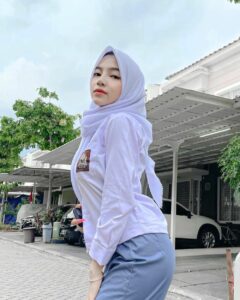 Oklin Fia Putri dalam Balutan Seragam Siswi SMA Seksi Gaul - Dzargon