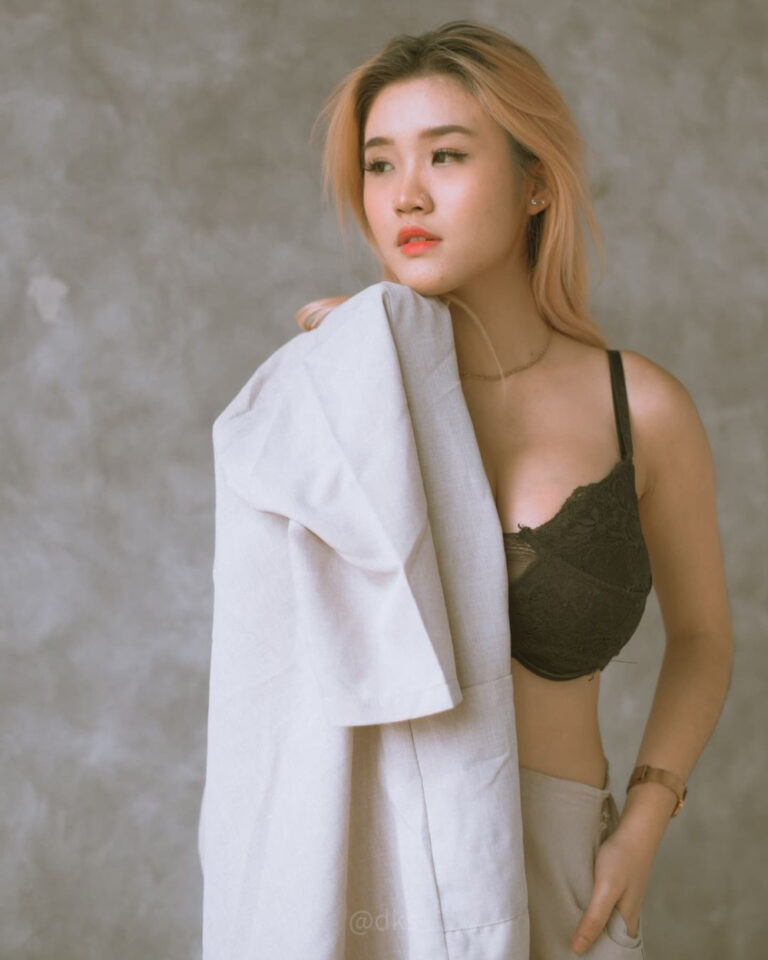 Photoshoot Anastasya Kosasih - Seksi dengan Tema Vintage - Dzargon
