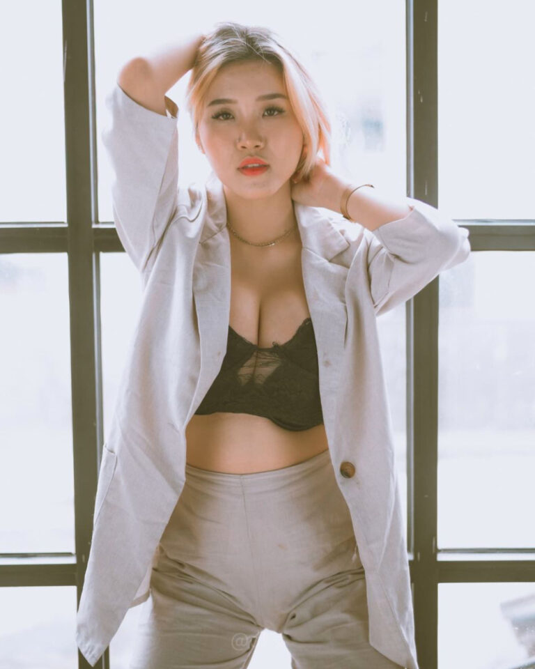 Photoshoot Anastasya Kosasih - Seksi dengan Tema Vintage - Dzargon