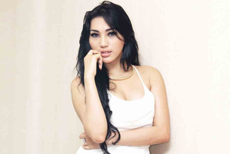 Cicha Claudya - Model Seksi yang Mengawali Karirnya Sebagai Pramugari - Dzargon