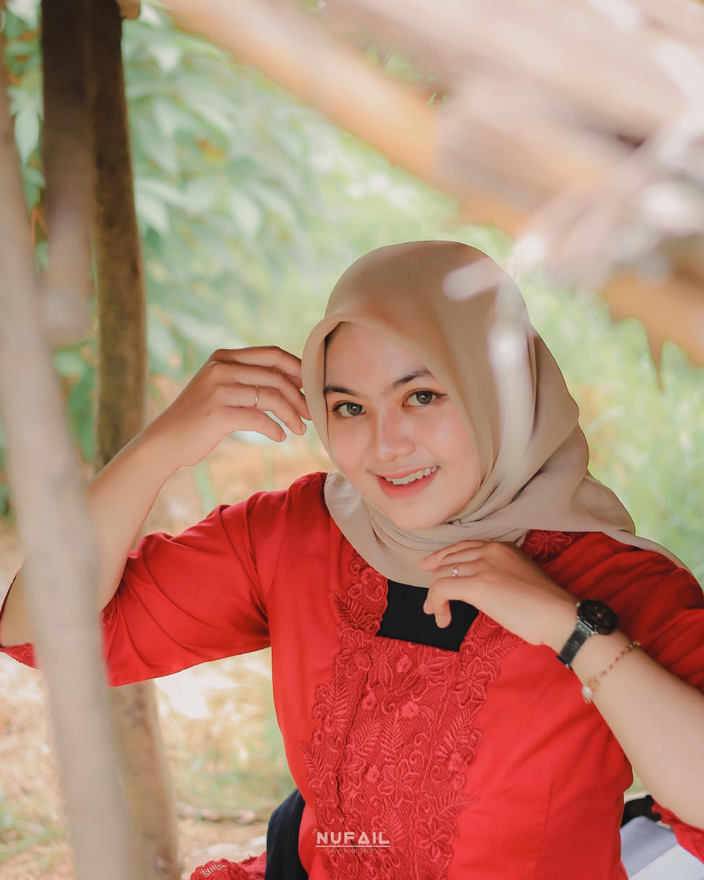 Kebaya Merah Indra Nurna - Hunting Foto Hijab dengan Tema Gadis Desa ...