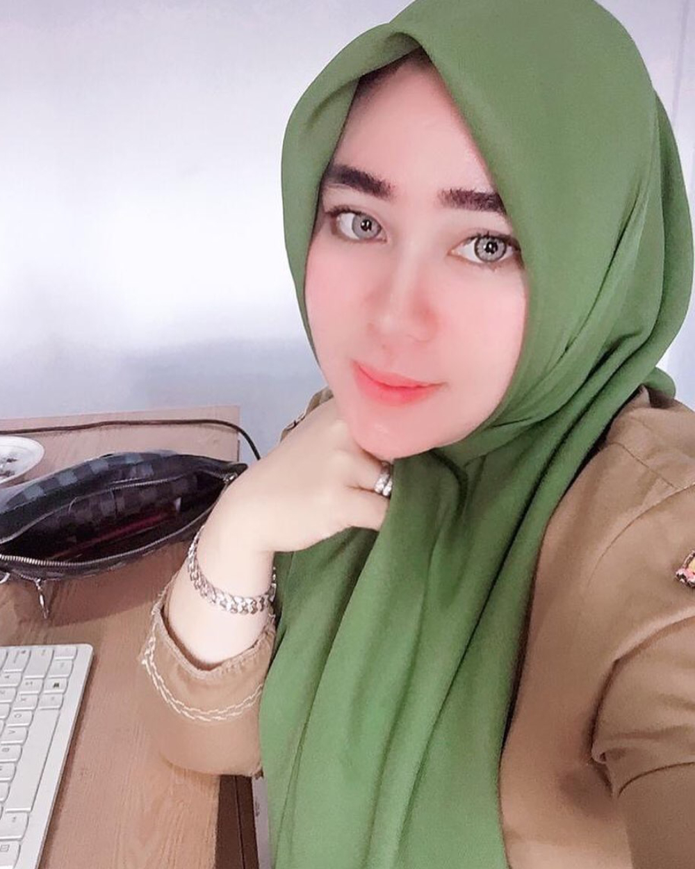 Siapa Syakira Minda? PNS Cantik yang Sering Pamer Foto Selfie di Kantor - Dzargon