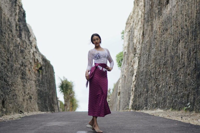 Anya Geraldine Menjelma jadi Gadis Balis Seksi dengan Sarung Batik - Dzargon