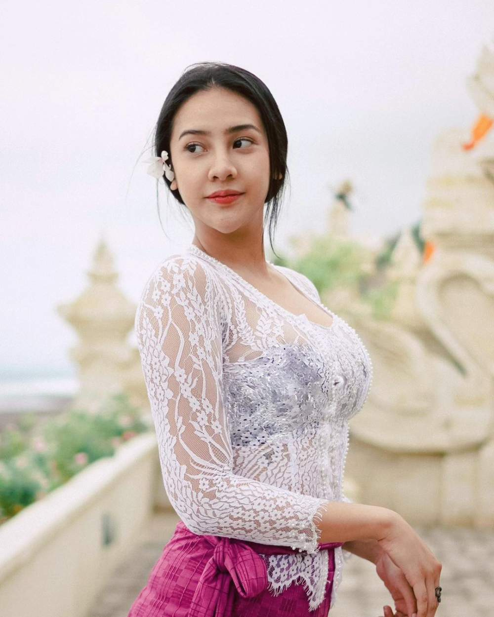 Anya Geraldine Menjelma jadi Gadis Balis Seksi dengan Sarung Batik - Dzargon