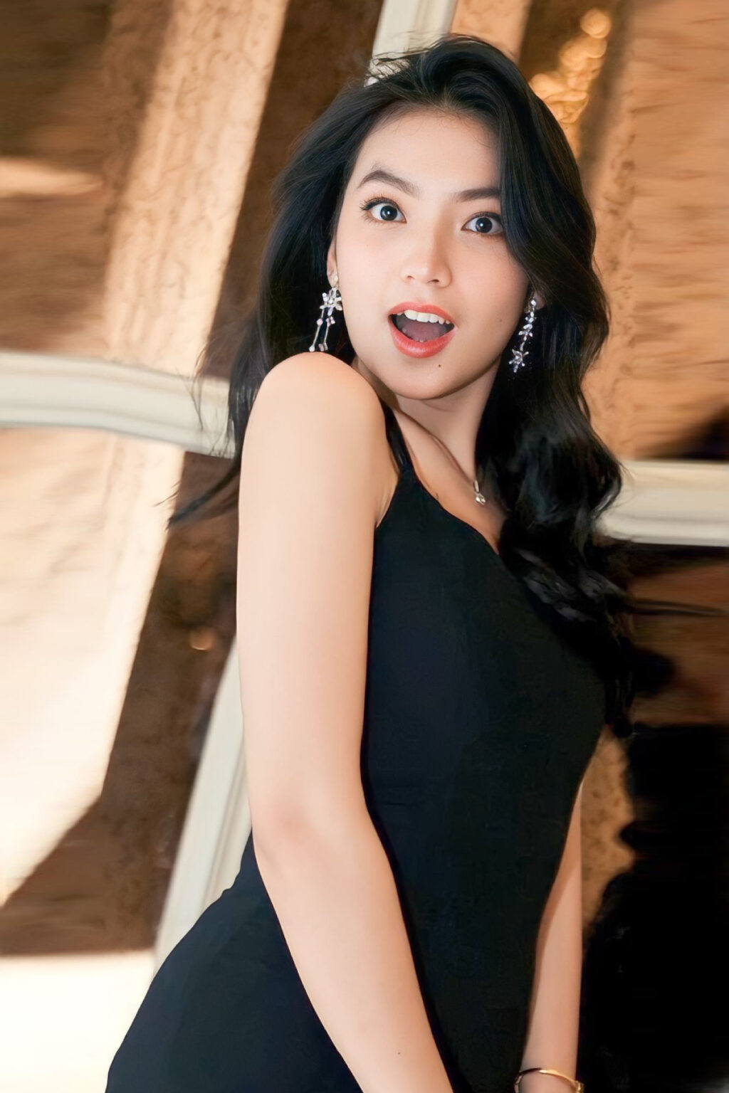 Shania Gracia - Cindo JKT48 Tampil Seksi dan Elegan dengan Midi Black Dress - Dzargon