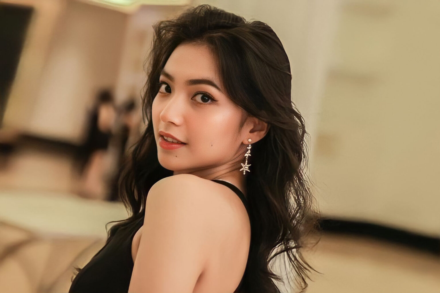 Shania Gracia - Cindo JKT48 Tampil Seksi dan Elegan dengan Midi Black Dress - Dzargon