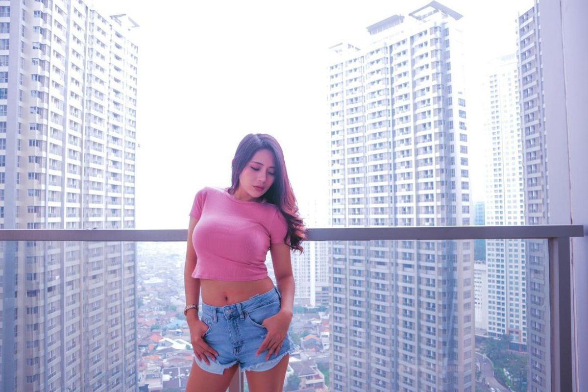 Foto Seksi Berliana Lovell Nuansa Pink - Dzargon