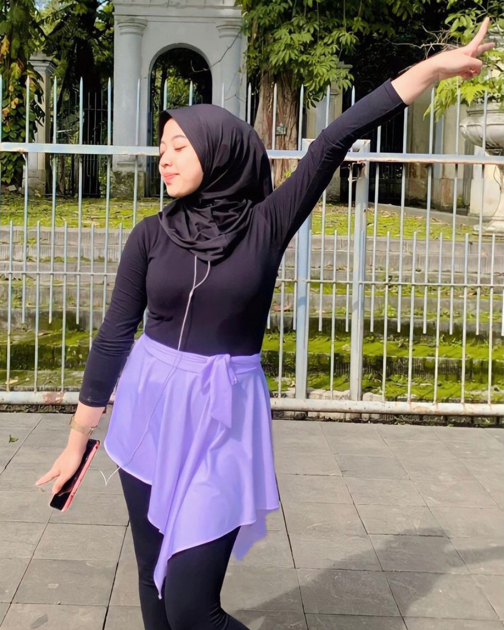 OOTD Fun Run - Jogging Jilbab Hitam dan Rok Mini Putih yang Simpel ...