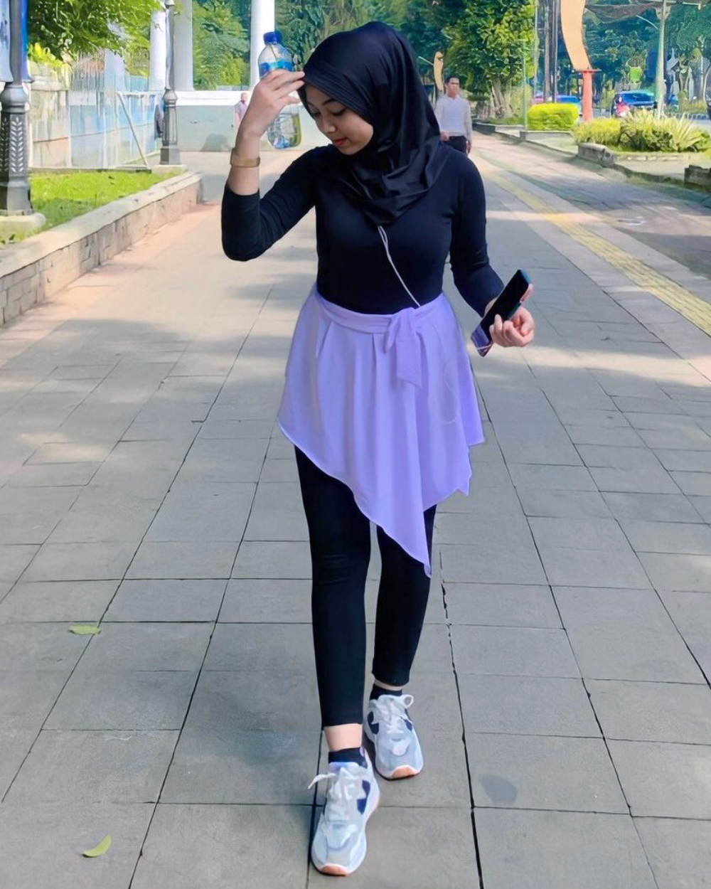 OOTD Fun Run - Jogging Jilbab Hitam dan Rok Mini Putih yang Simpel ...