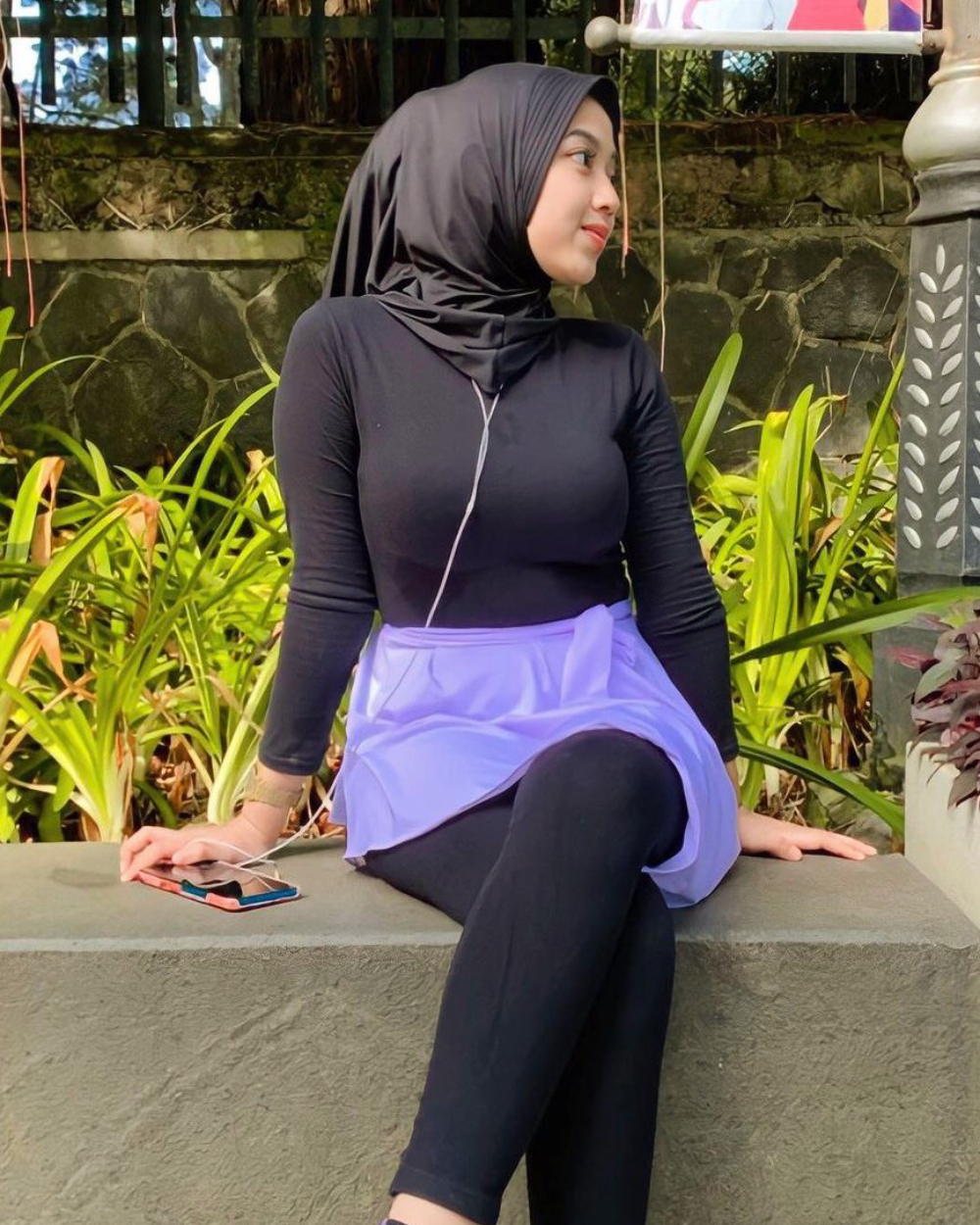 OOTD Fun Run - Jogging Jilbab Hitam dan Rok Mini Putih yang Simpel ...