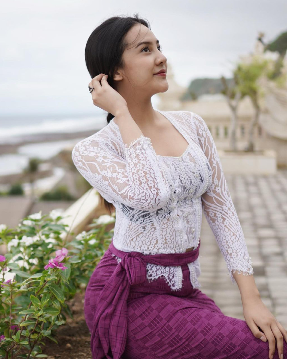 Anya Geraldine Menjelma jadi Gadis Balis Seksi dengan Sarung Batik - Page 2 of 2 - Dzargon