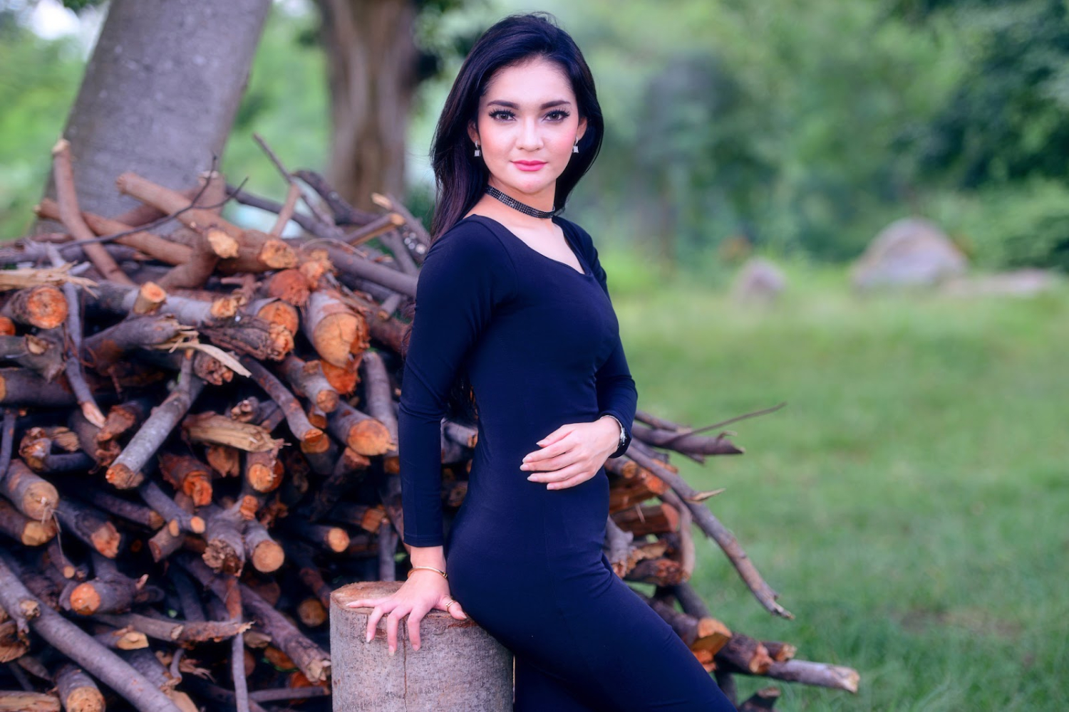 Foto Model Umi Kulsum Dalam Balutan Gaun Hitam Seksi nan Elegan - Dzargon