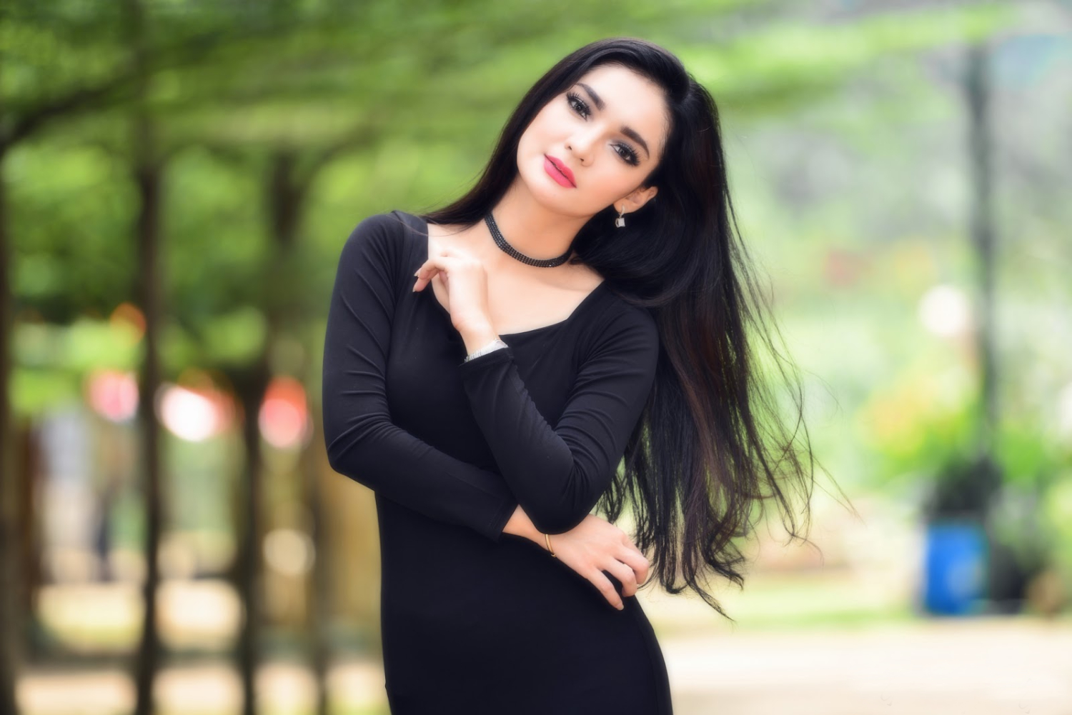 Foto Model Umi Kulsum Dalam Balutan Gaun Hitam Seksi nan Elegan - Dzargon