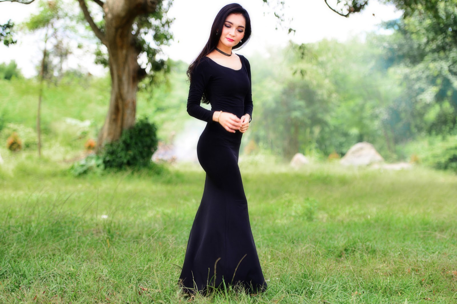 Foto Model Umi Kulsum Dalam Balutan Gaun Hitam Seksi nan Elegan - Dzargon