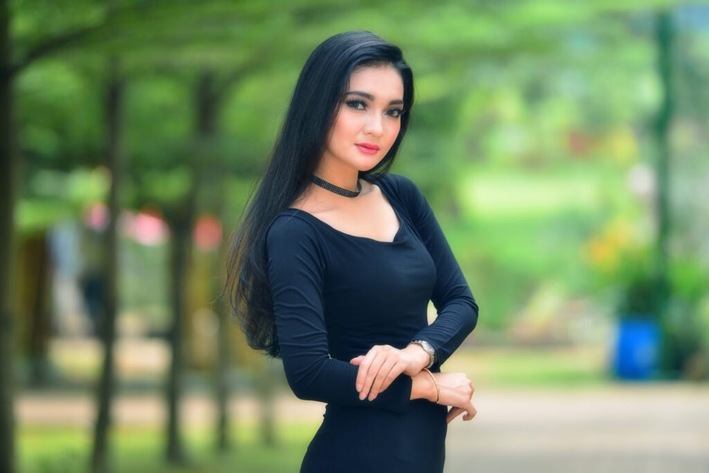 Foto Model Umi Kulsum Dalam Balutan Gaun Hitam Seksi nan Elegan - Dzargon