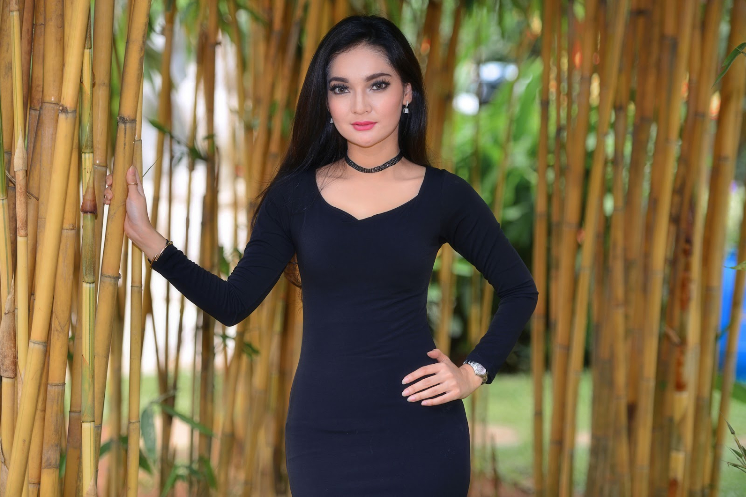 Foto Model Umi Kulsum Dalam Balutan Gaun Hitam Seksi nan Elegan - Dzargon