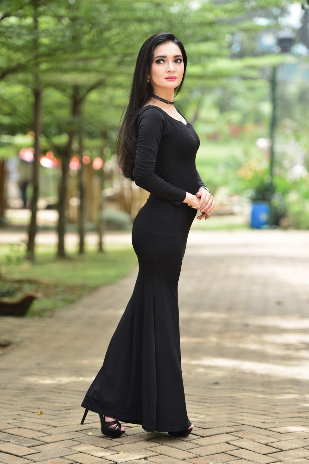 Foto Model Umi Kulsum Dalam Balutan Gaun Hitam Seksi nan Elegan - Dzargon