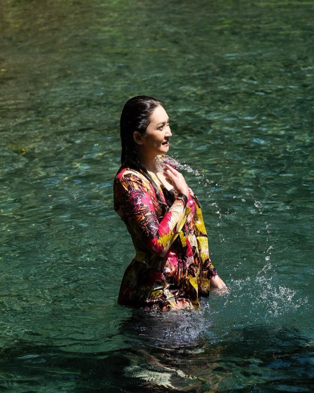 Nafa Urbach Mandi di Kali - Cantiknya Alami - Dzargon