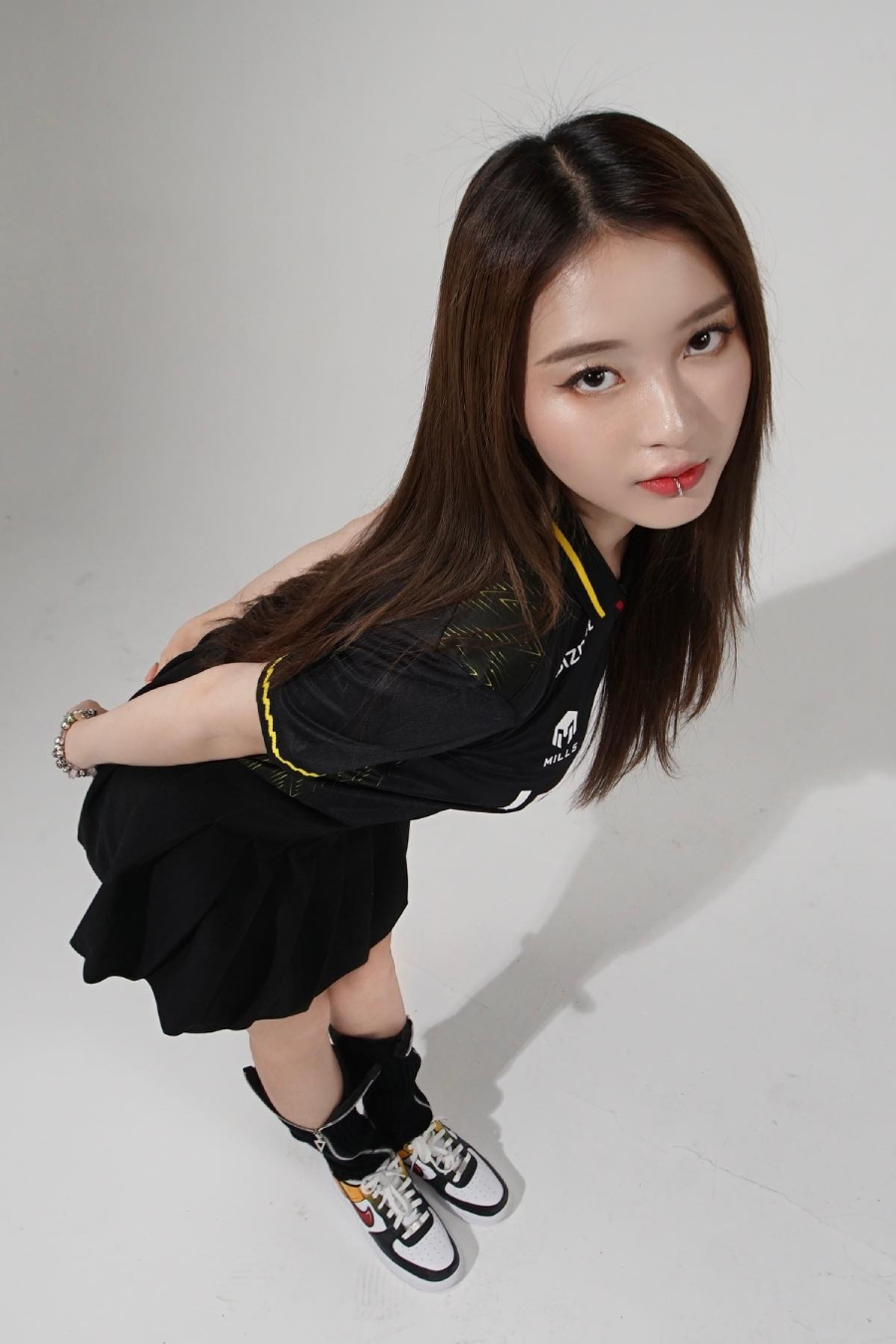 Photoshoot Studio Indoor - Pose Seksi Vior Dengan Background Putih ...