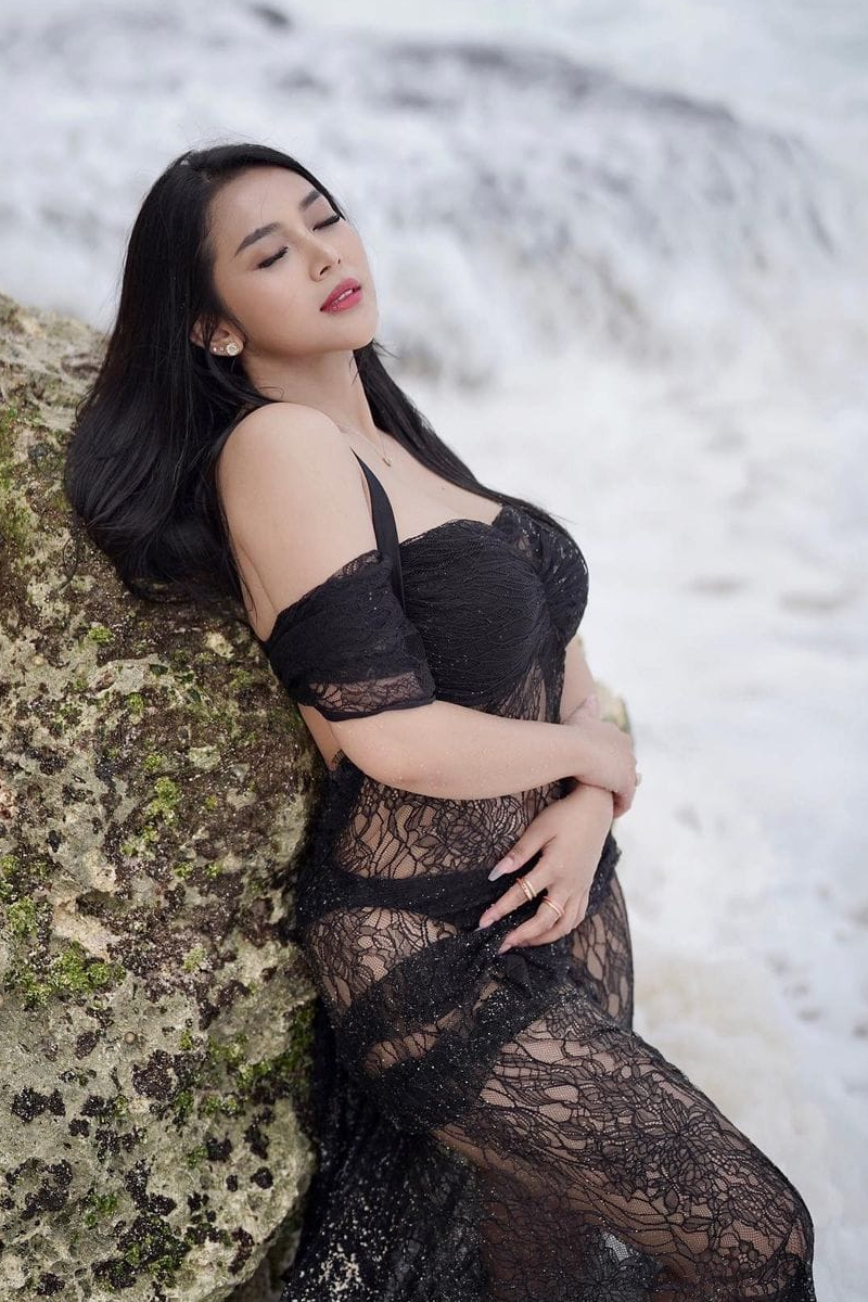 Amelia NS - Foto Model yang Berubah Jadi Selebgram Sensasional - Dzargon