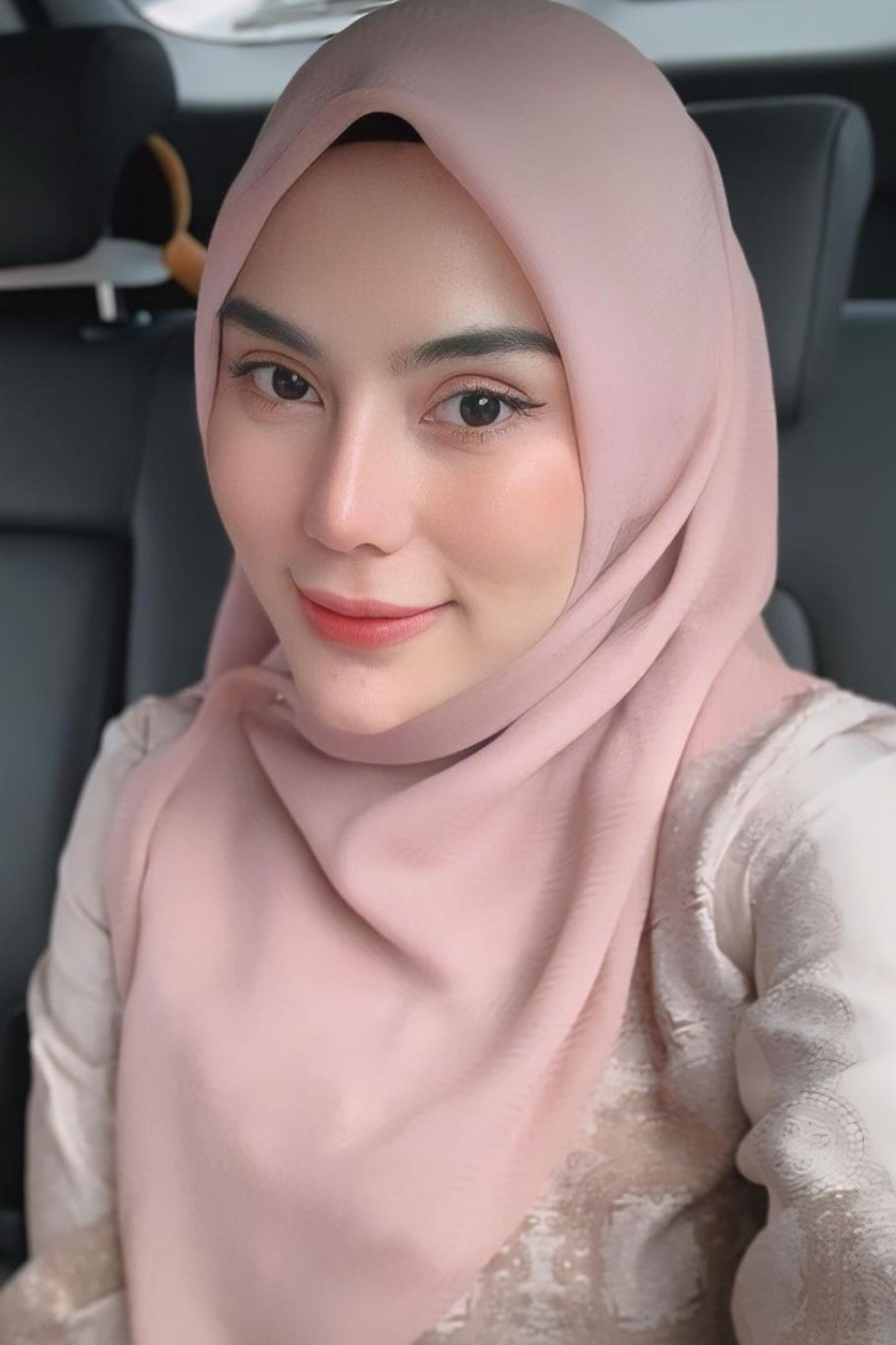 Sindi Antika Sari - Hijab Charent Bears yang Manis Banget Pakai Jilbab ...