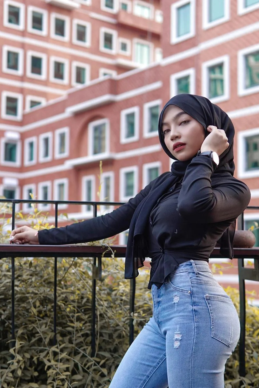 Galeri Foto Oklin Fia Seksi Kenakan Jeans Ketat - Dzargon