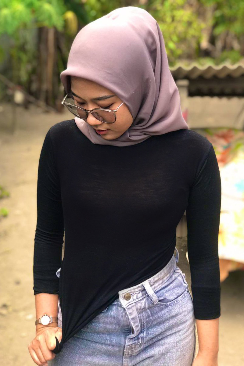 Galeri Cewek Jilbab Ketat dengan Dress Tema Hitam - Dzargon