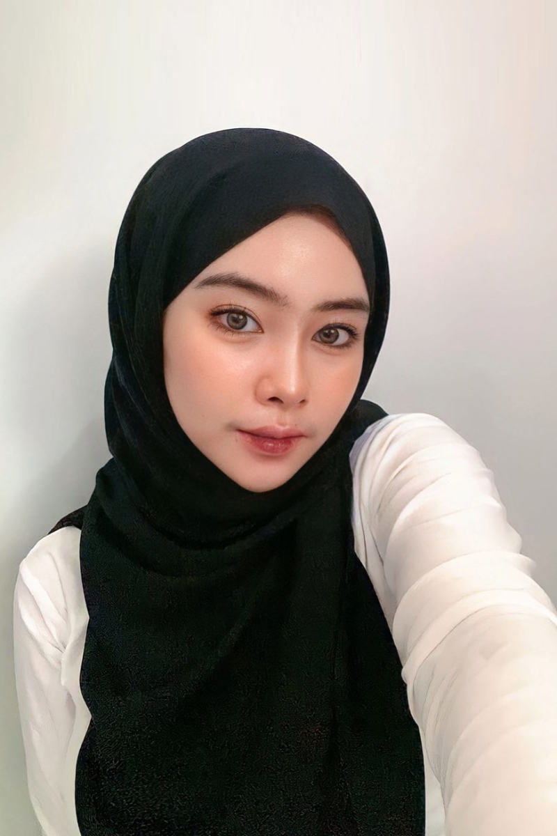 Foto Selebgram Marfamoela dengan Background Polos - Dzargon