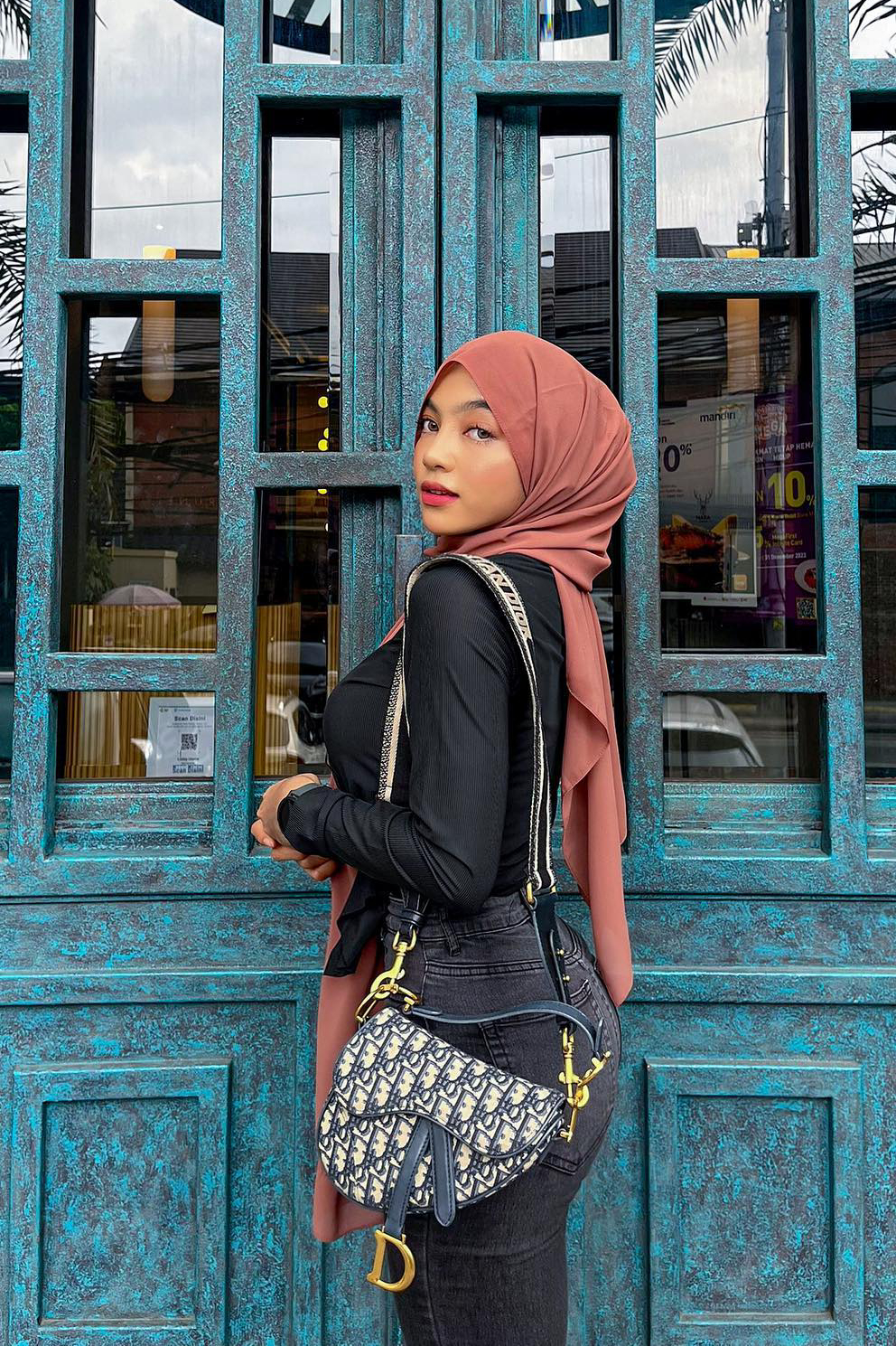 Galeri Foto Oklin Fia Seksi Kenakan Jeans Ketat - Dzargon