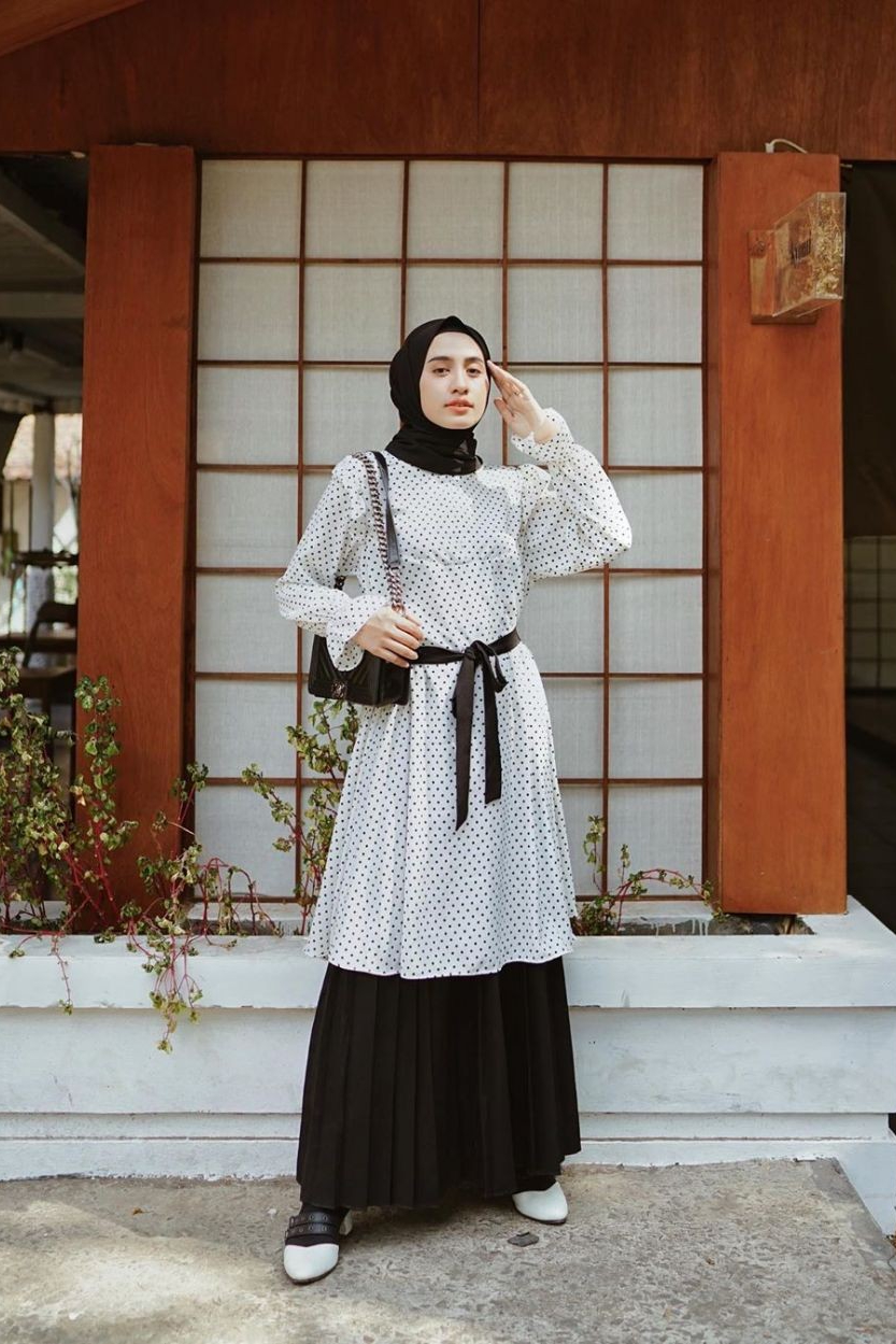 Ide Pose Foto Berdiri Hijab - Dzargon