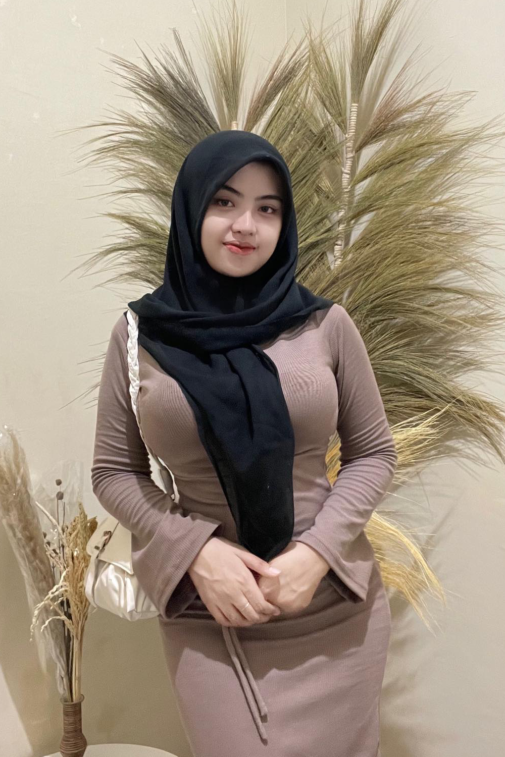 Nadya Novita Sari - Selebgram Hijab yang Maskulin tapi Seksi - Dzargon