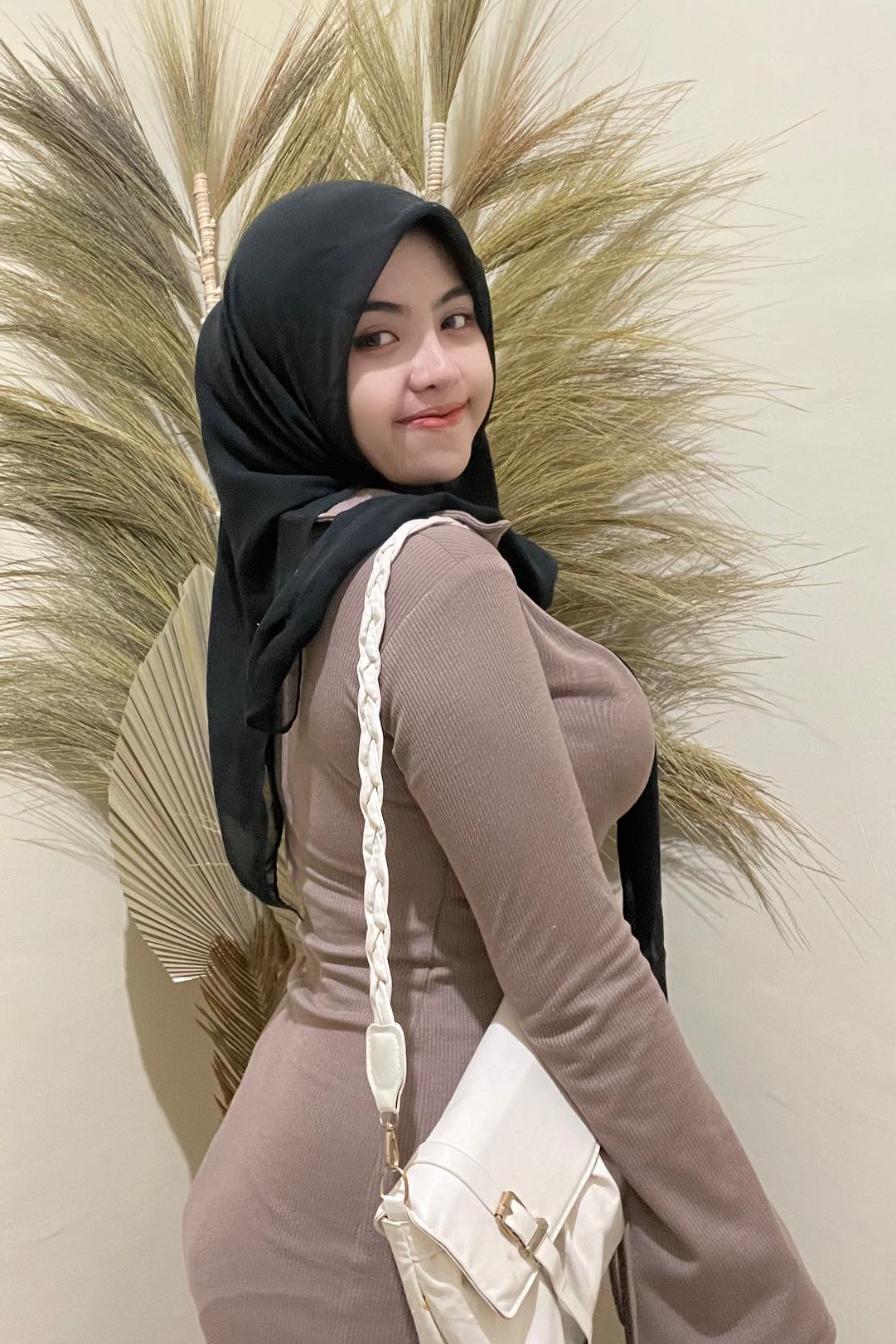 Nadya Novita Sari - Selebgram Hijab yang Maskulin tapi Seksi - Dzargon